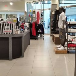 Foot Locker - 31 Photos & 45 Reviews - Sporting Goods - 1102 Glendale ...