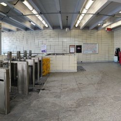 Spadina Subway Station - 26 Photos & 15 Reviews - Train Stations - 6 ...